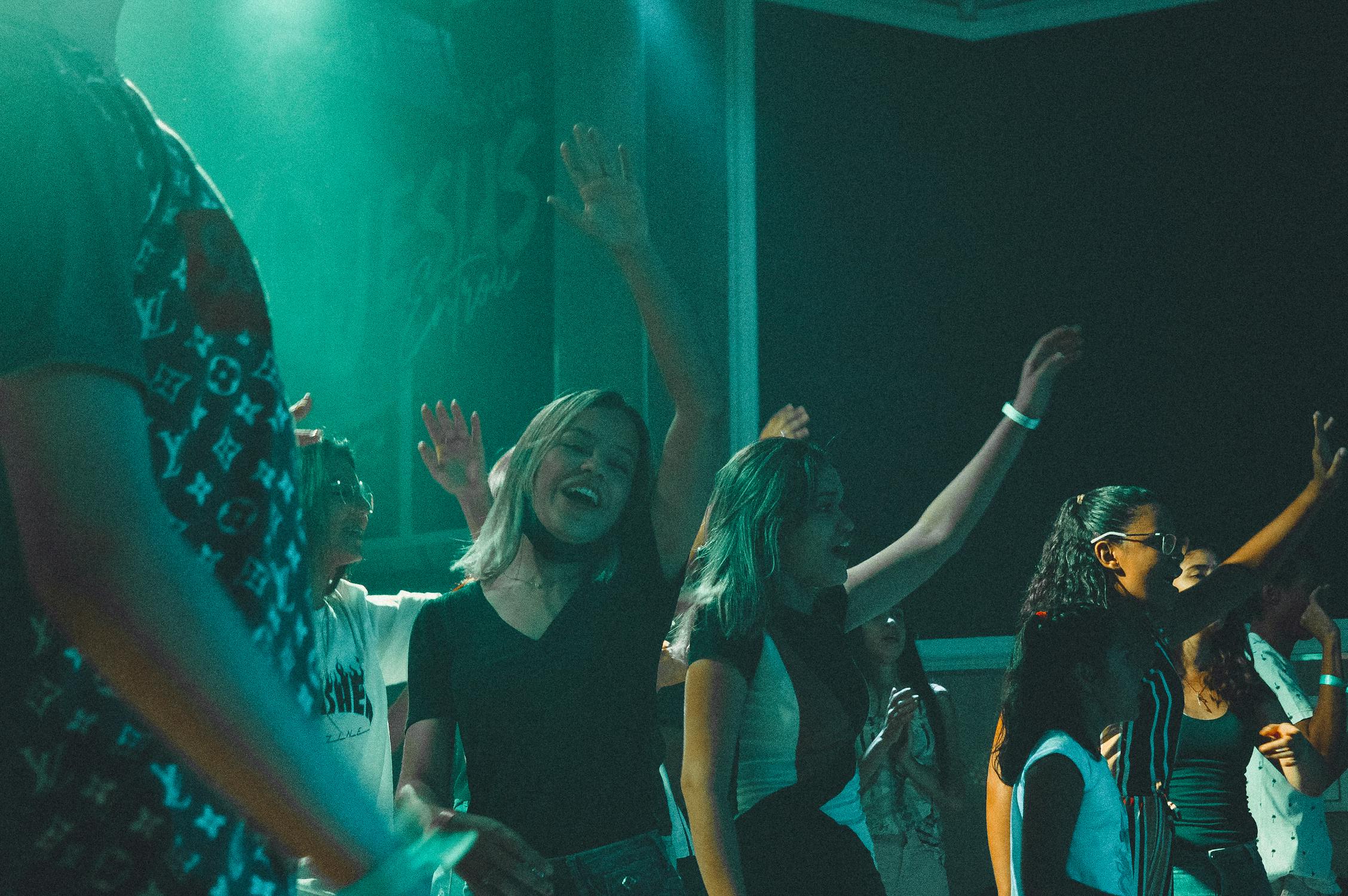 Vibes Artinya Apa? Jangan Sampai Salah Kaprah! – Gramedia Literasi