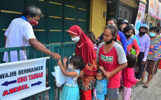 Aturan Hidup Bersama: Mengenal Contoh Norma Sosial – Gramedia Literasi