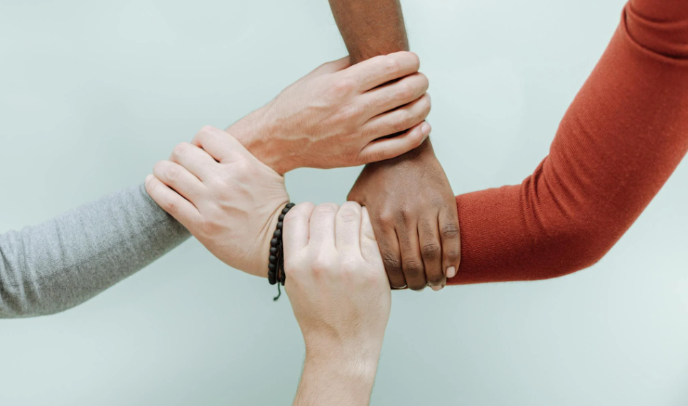 Aturan Hidup Bersama: Mengenal Contoh Norma Sosial – Gramedia Literasi