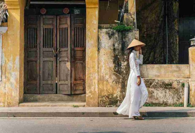 Tari Cakalele: Sejarah, Properti, Keunikan, dan Fungsinya – Gramedia ...